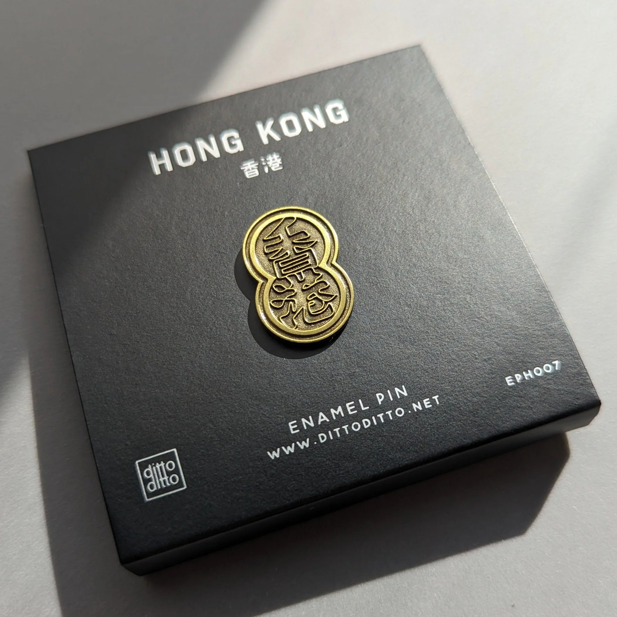 ENAMEL PIN: hong kong